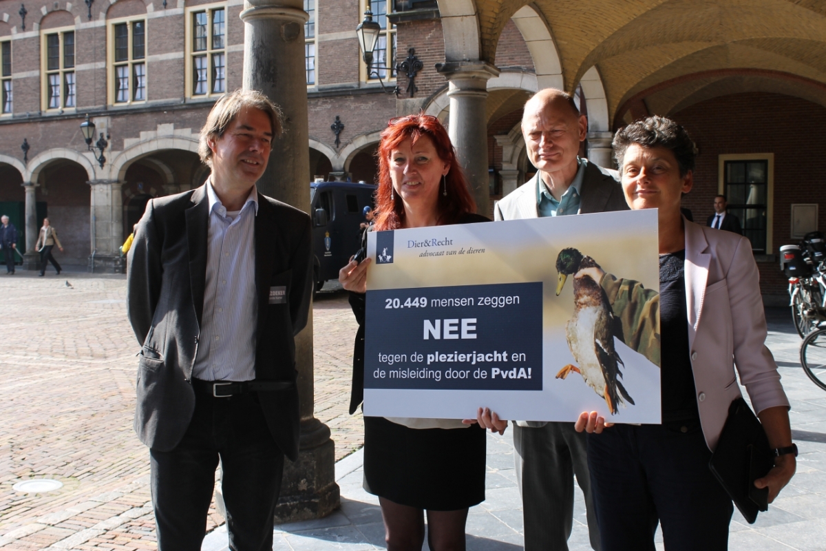 Overhandiging petitie aan leden Eerste Kamer - Dier&Recht